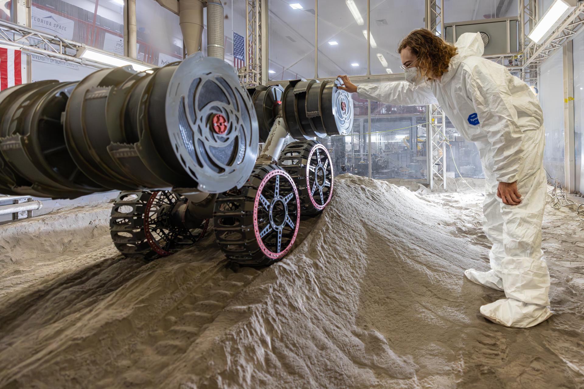 El robot RASSOR de la NASA avanza en la excavación lunar con ...